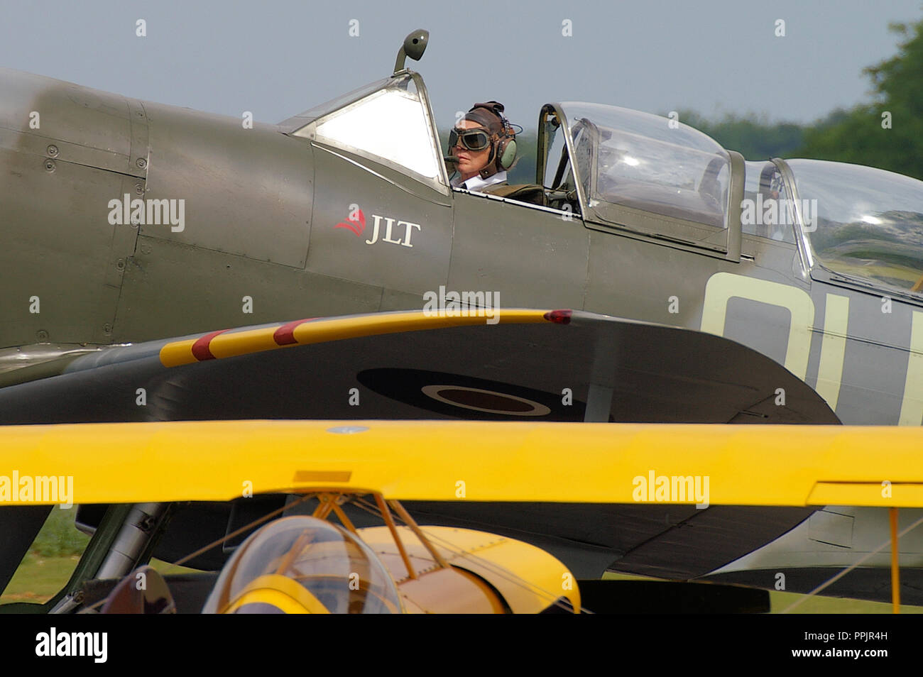 Weibliche Spitfire pilot Carolyn Grace Rollen ihr Spitfire bei einer ...