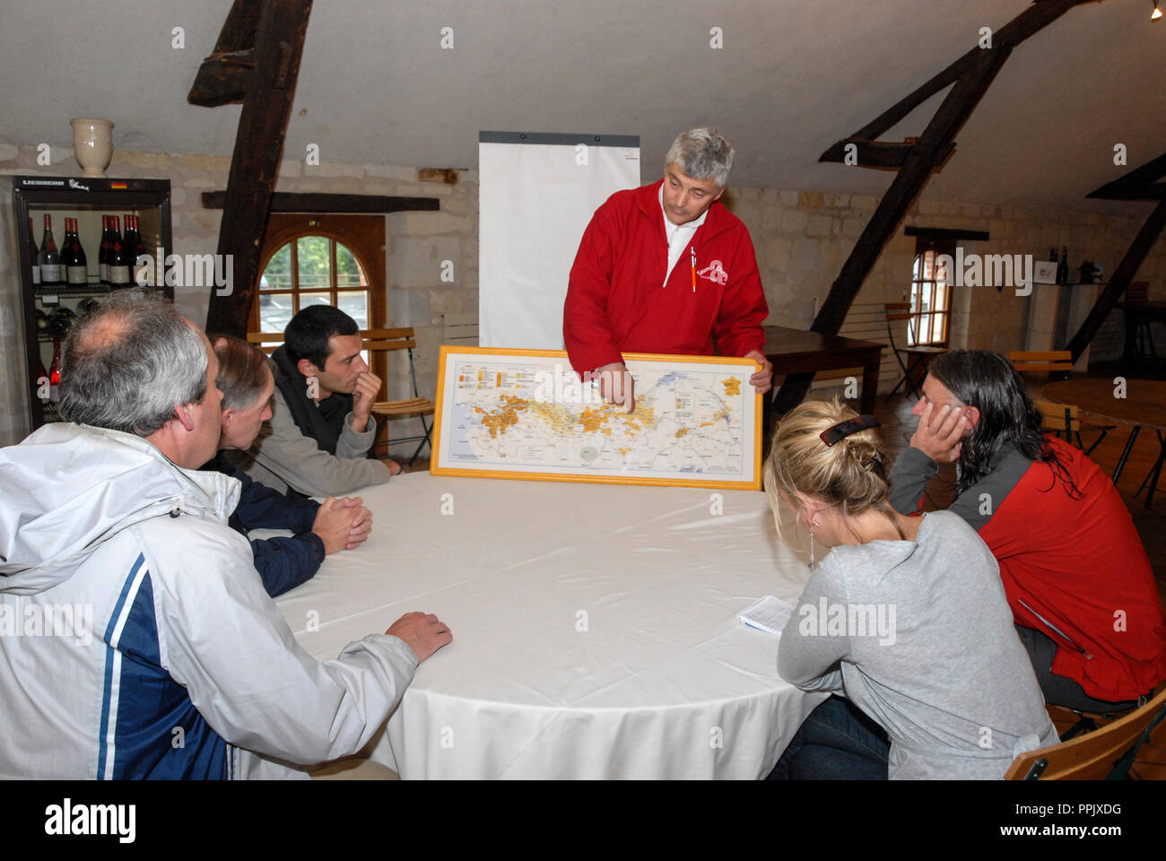 Besucher gezeigt wird eine Karte der Weinanbaugebiete von Le Val de ...