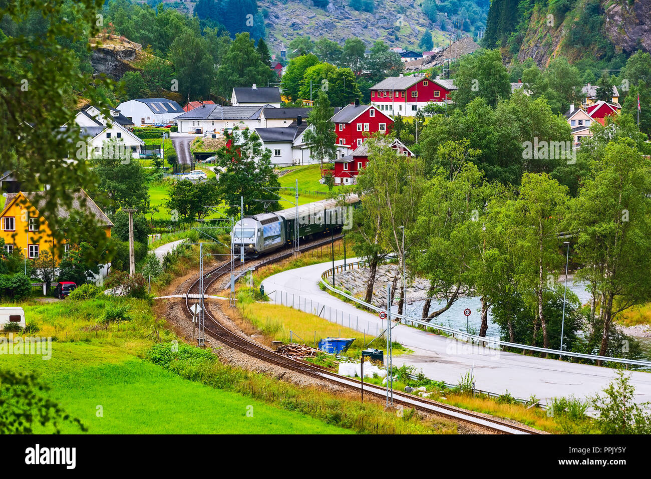 Flam, Norwegen Myrdal Zug in den Norwegischen Dorf in der Nähe von ...
