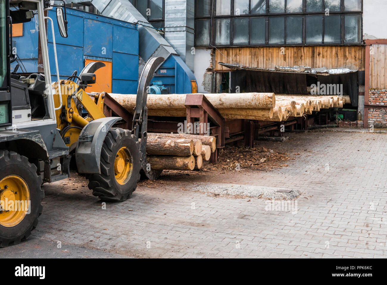 Gabelstapler Greifer Holz in einem Holz verarbeitenden Betrieb. Große ...
