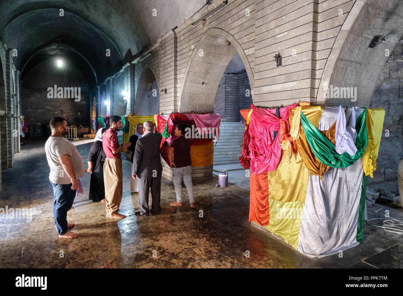Innenraum der Yeziden Lalish Tempel, heiligste Heiligtum der yezidis in ...