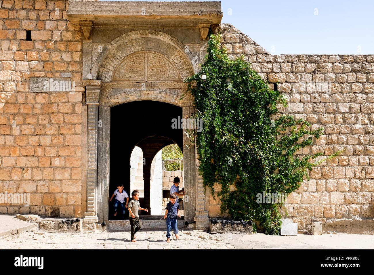 Eintritt in Lalish Yeziden Tempel, heiligste Heiligtum der yezidis in ...