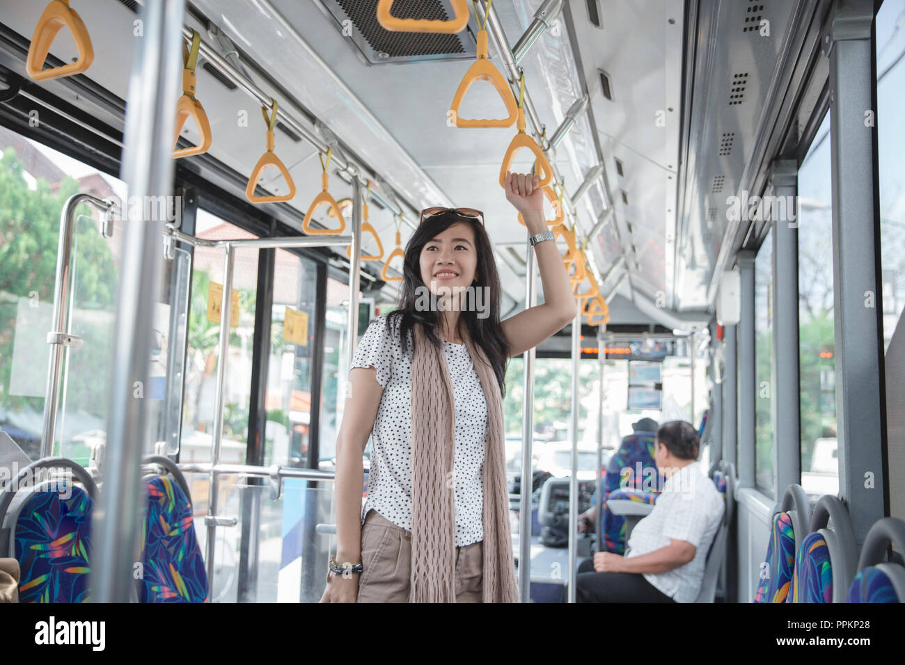 Asiatische Mädchen stehen auf dem Bus Stockfotografie - Alamy