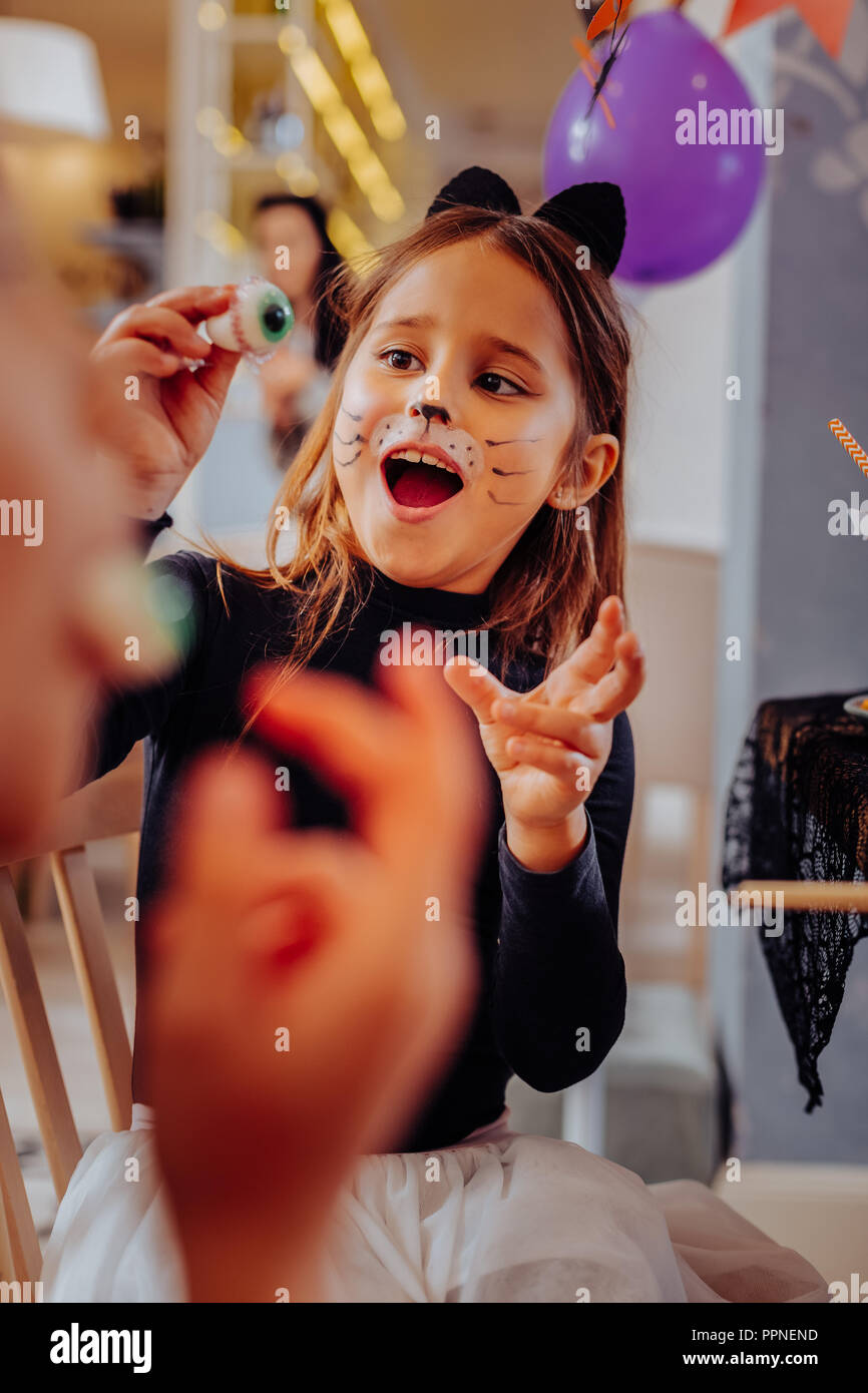 Kleines mädchen mit katze -Fotos und -Bildmaterial in hoher Auflösung ...