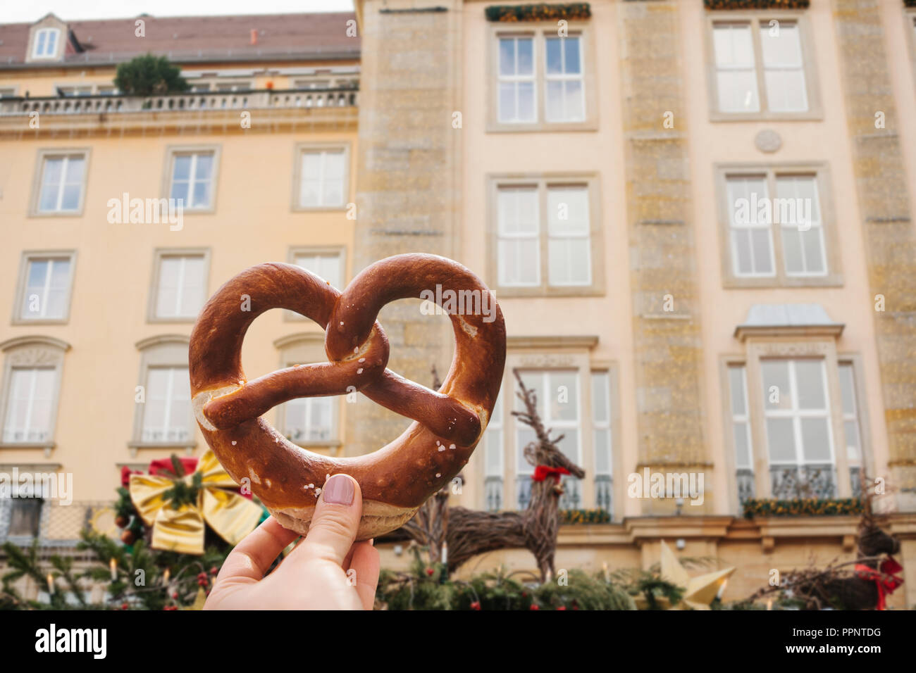 Mit brezel in der hand -Fotos und -Bildmaterial in hoher Auflösung – Alamy