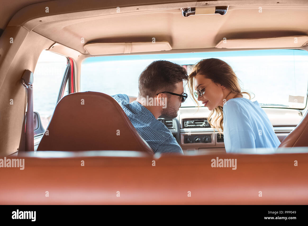 Kuss In Auto Stockfotos und -bilder Kaufen - Alamy