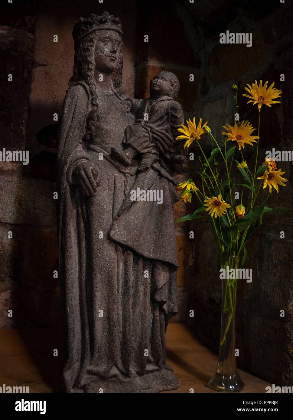 Jungfrau maria kind statue -Fotos und -Bildmaterial in hoher Auflösung – Alamy