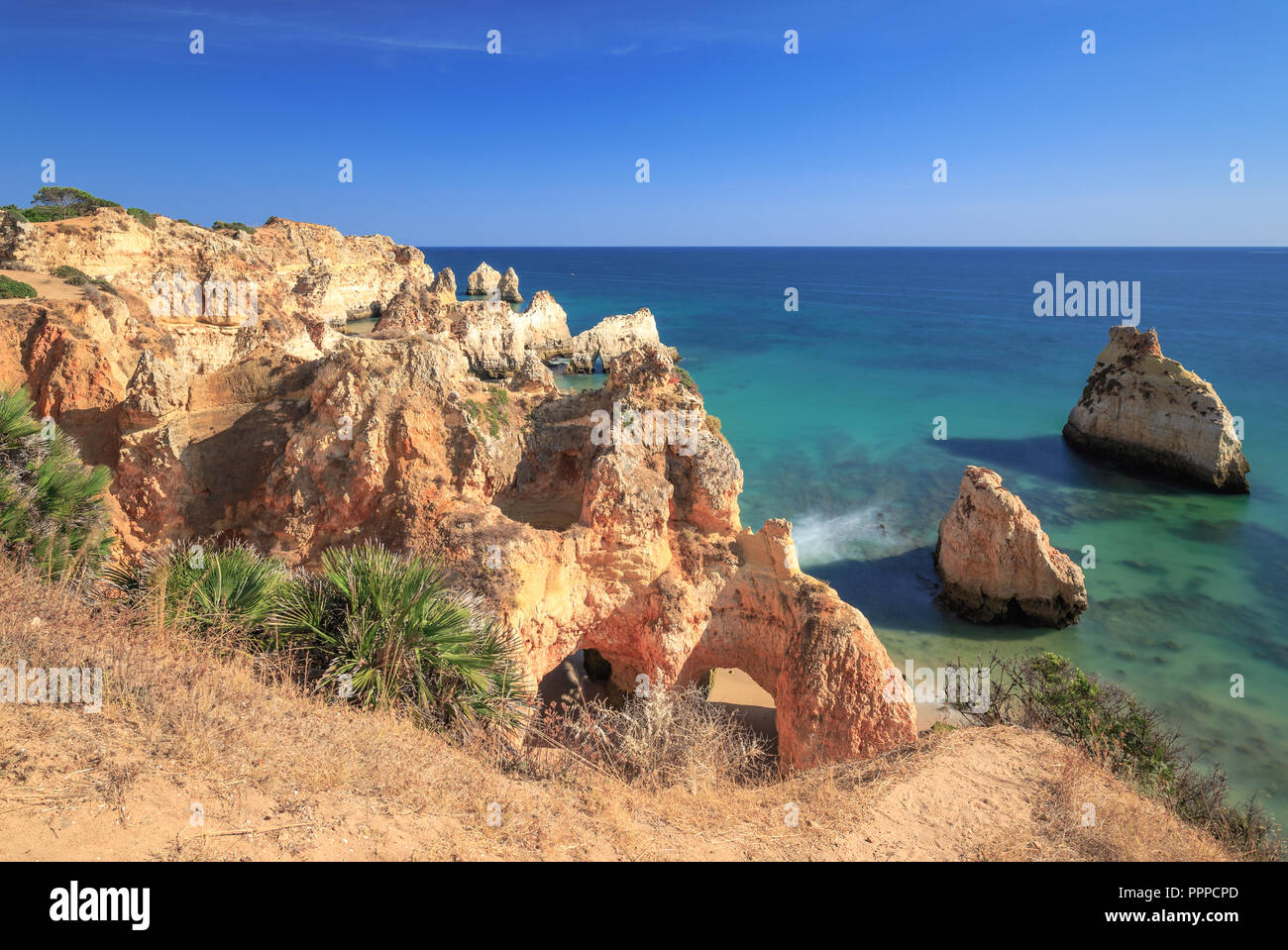 Felsen am Strand Praia dos Tres Irmaos an der Algarve Küste zwischen ...