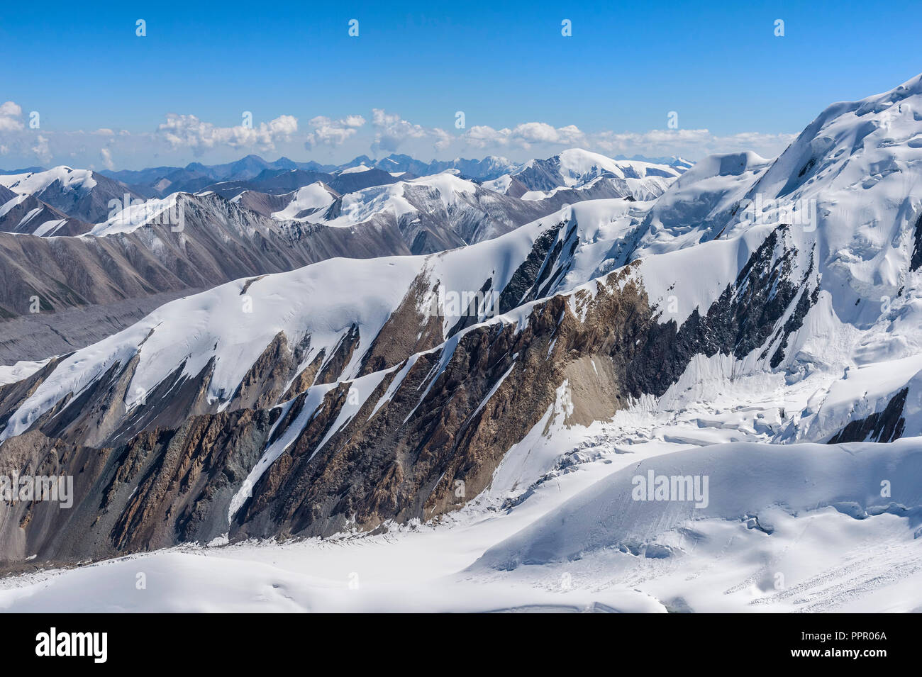 Luftaufnahme über den zentralen Tian Shan Gebirge, Grenze zwischen ...