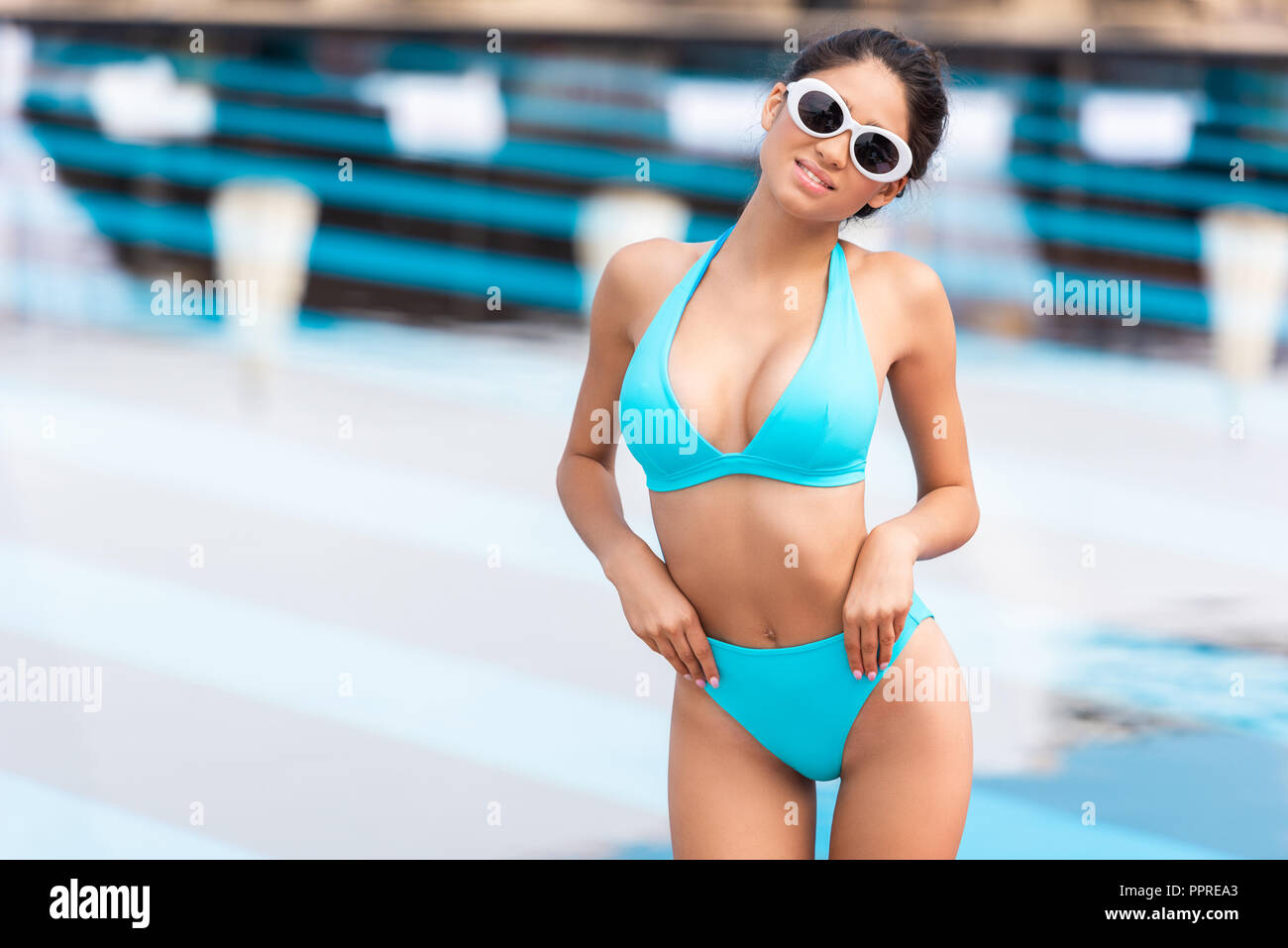 Schlankes Mädchen Im Bikini Stockfotos und -bilder Kaufen - Alamy