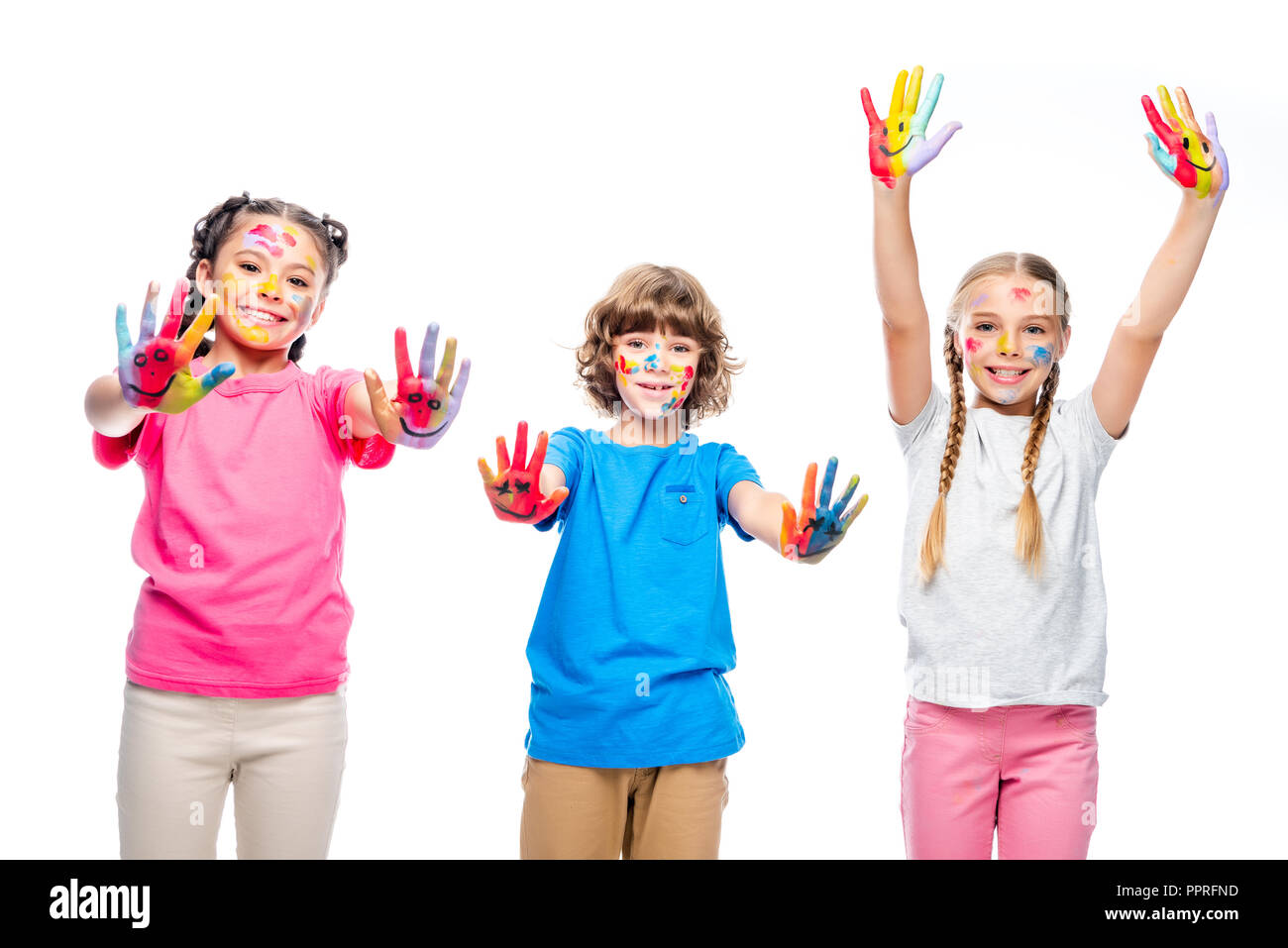 Drei Klassenkameraden Spaß und zeigen bemalte Hände mit smiley-Symbole ...