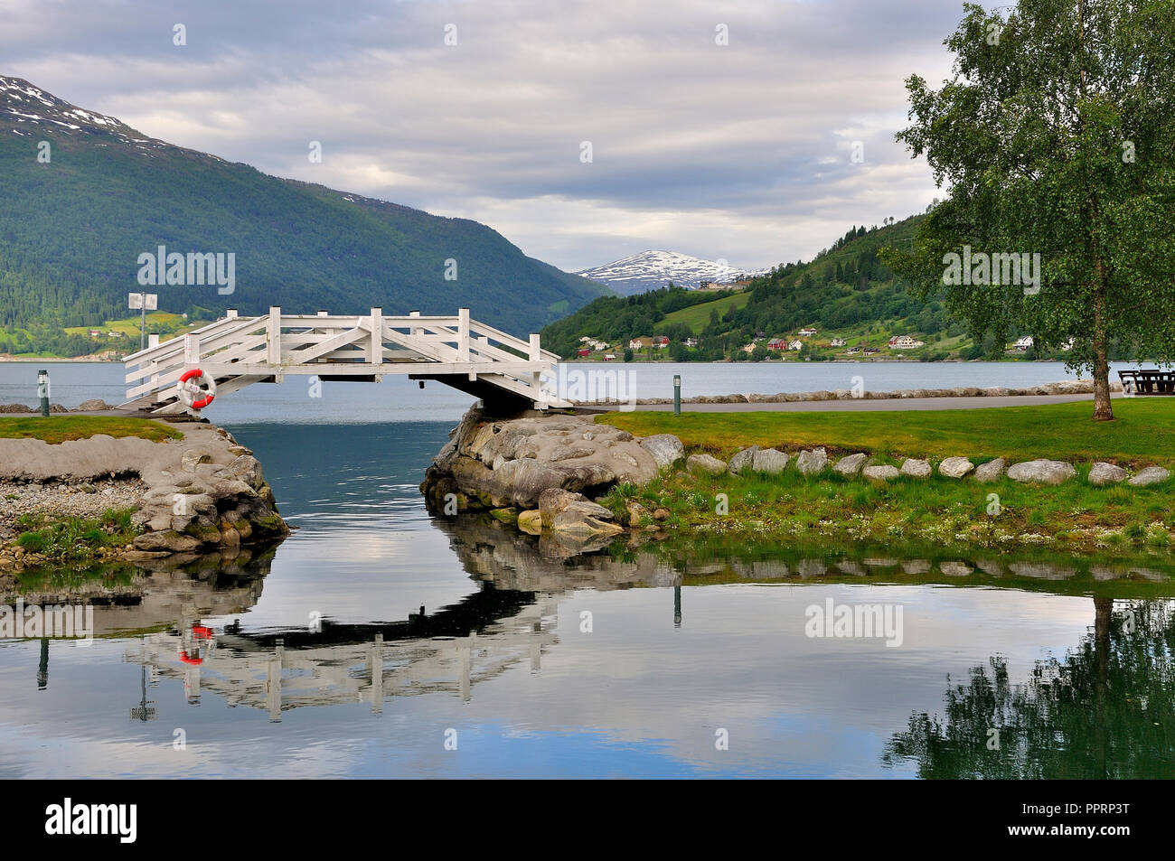 Lake loen fjord -Fotos und -Bildmaterial in hoher Auflösung – Alamy