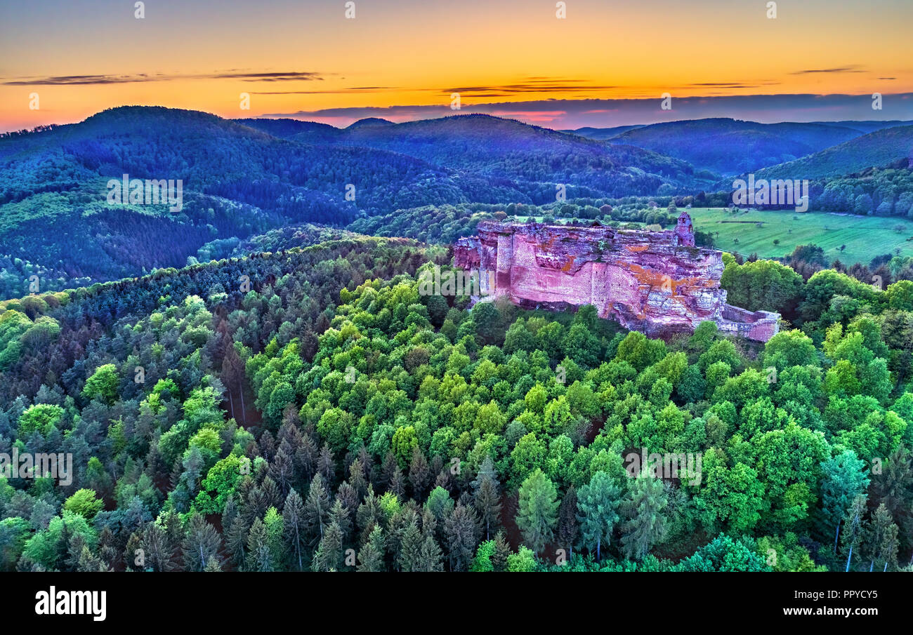 Schloss fleckenstein im pfalzwald -Fotos und -Bildmaterial in hoher ...
