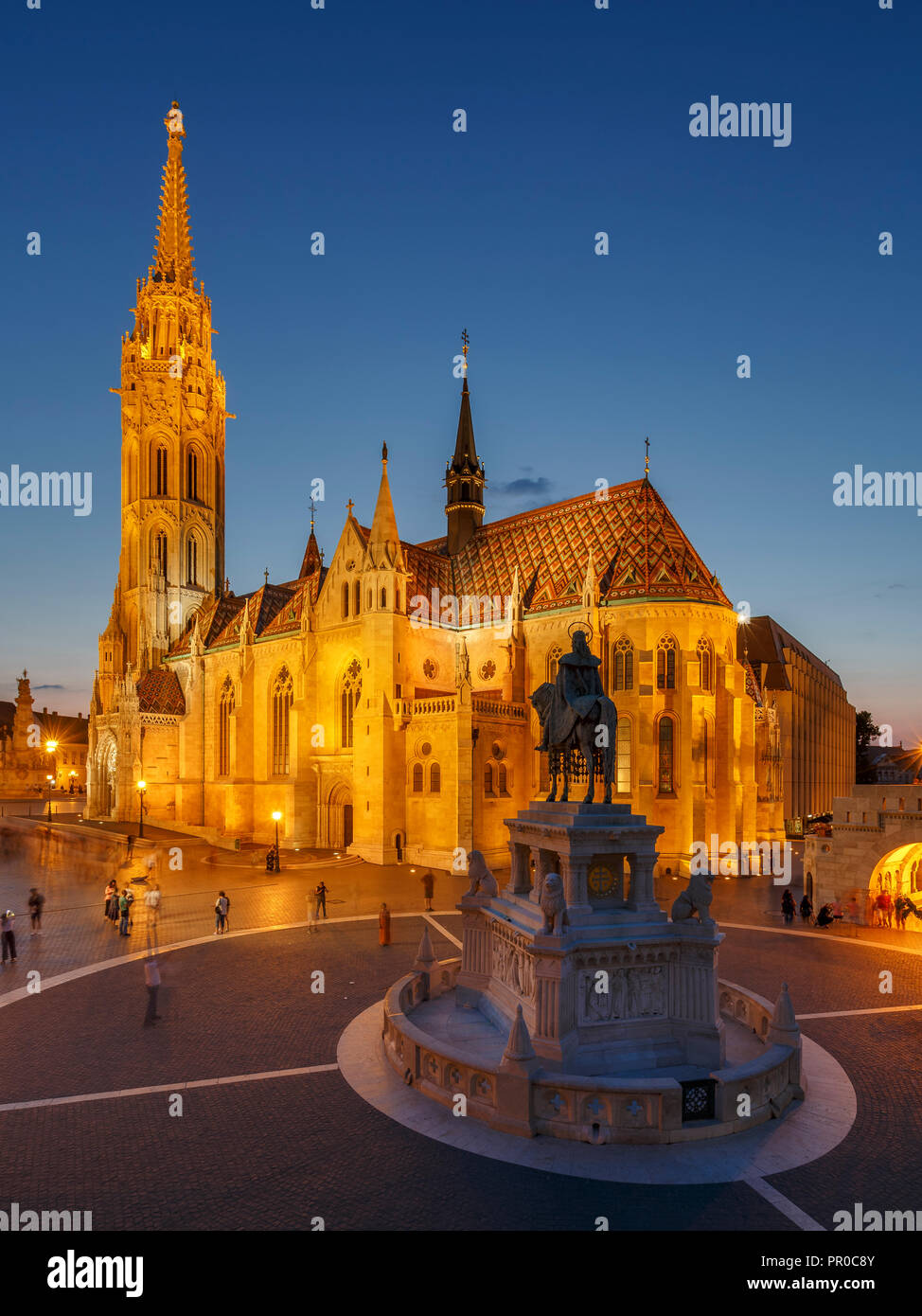 Budapest, Ungarn - 16. August 2018: die Matthiaskirche und die Statue ...