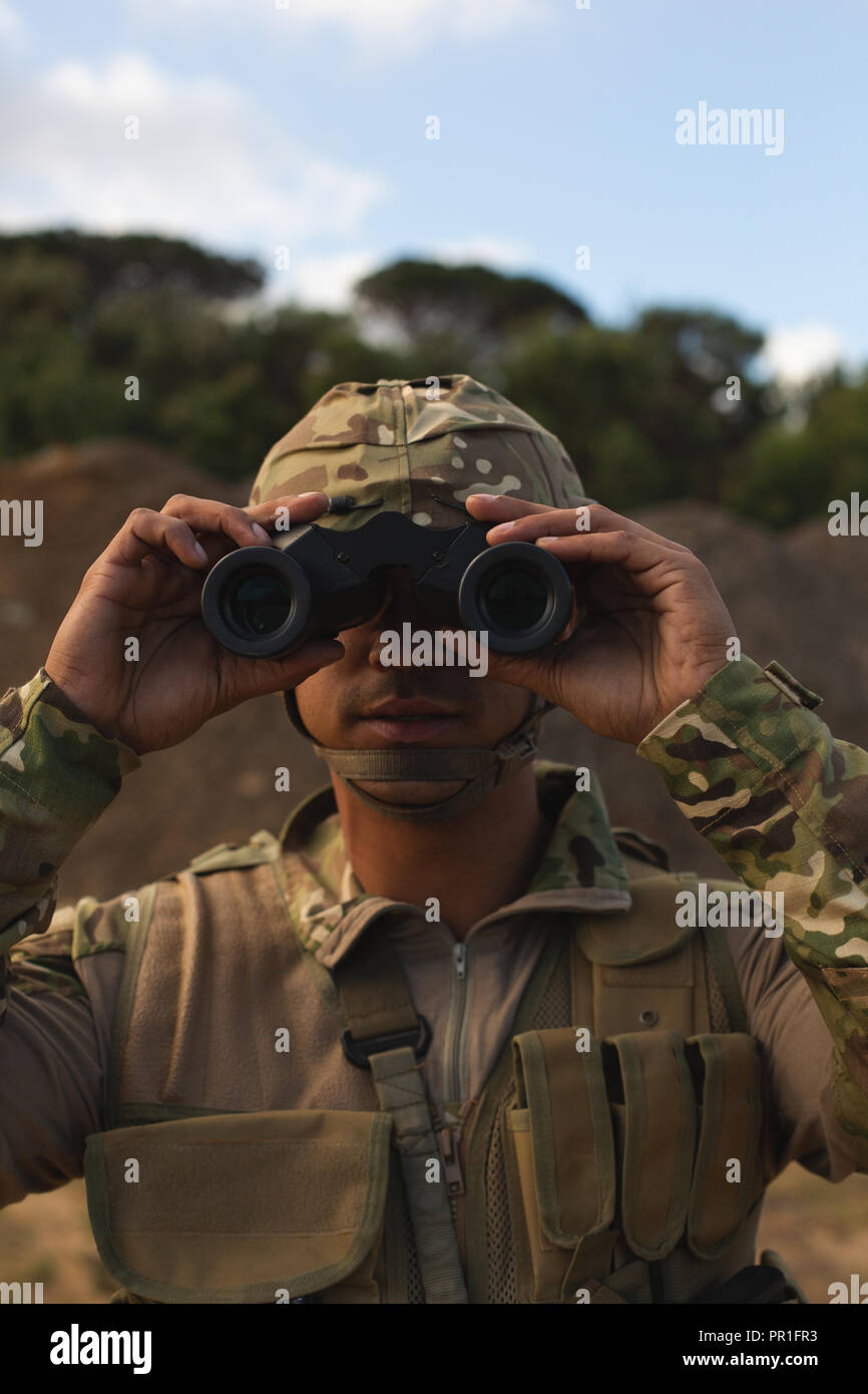 Soldat mit fernglas Stockfotos und -bilder Kaufen - Alamy