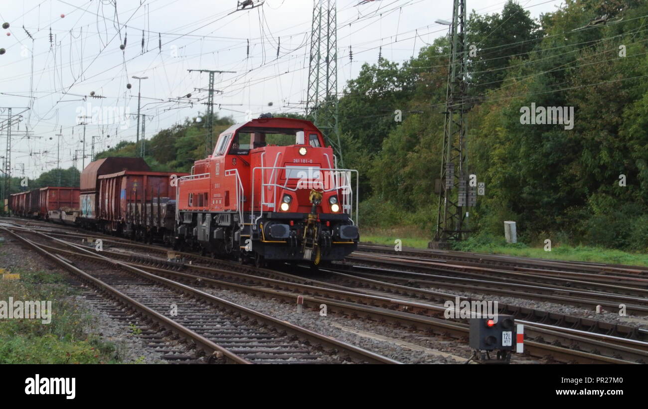 DB-Baureihe V60 Diesellok mit Güterwagen an Koln-Gremberg, Deutschland Stockfotografie - Alamy