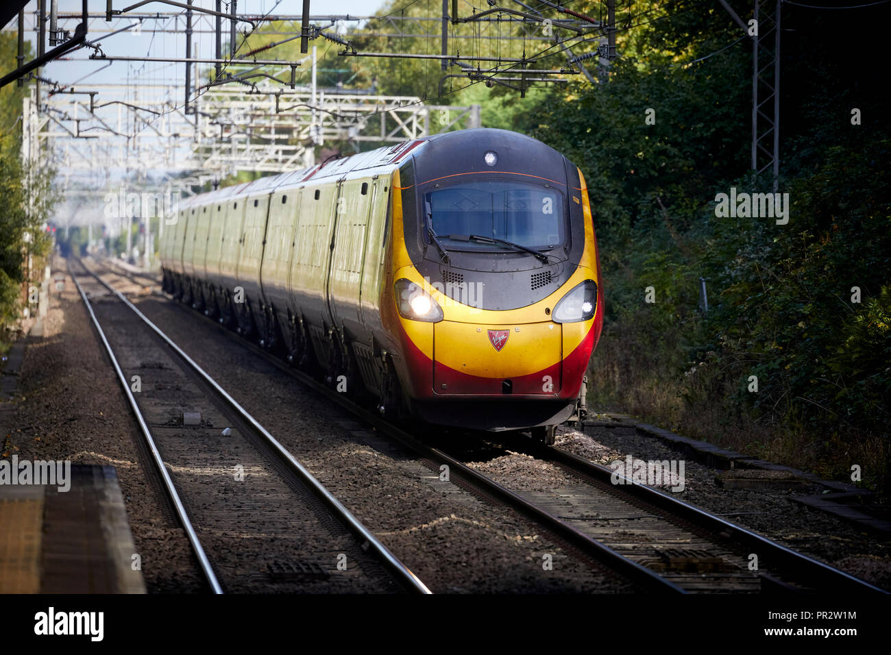 Alderley Edge, Cheshire, England. Eine Jungfrau British Rail Class 390 ...
