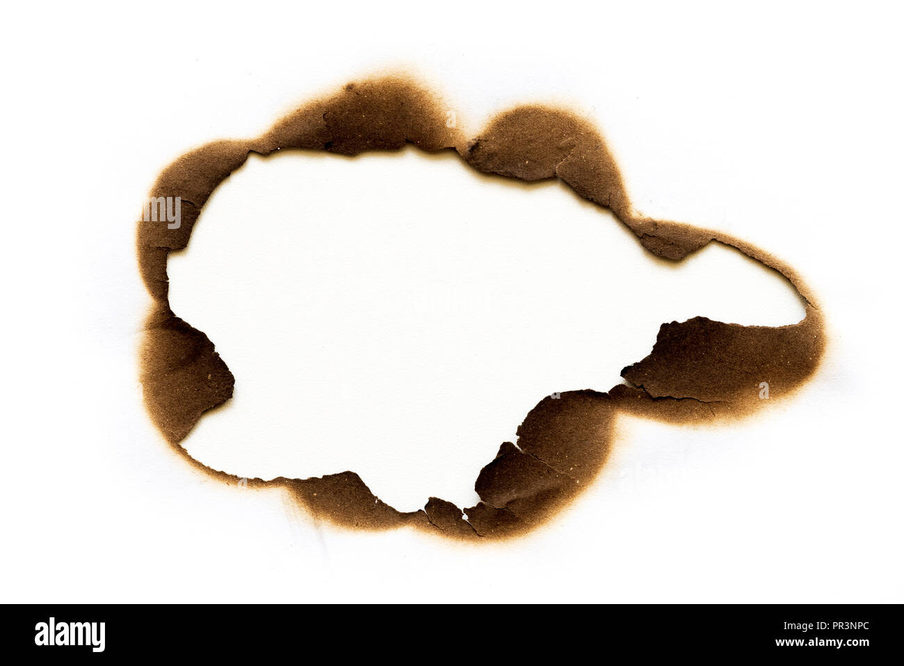 Verbrannt Loch am Stück Papier, auf weißem Hintergrund Stockfotografie ...