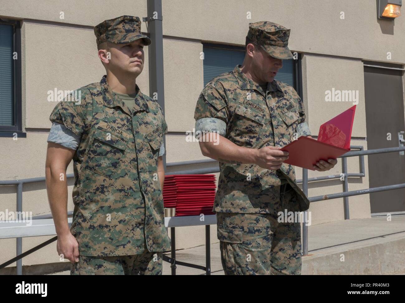 Us Marine Corps Staff Sgt. Jason Garcia, Links, und Gunnery Sgt ...