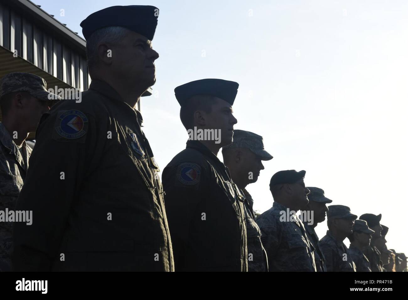 Flieger der 145 Airlift Wing Form für eine Gedenkveranstaltung das ...