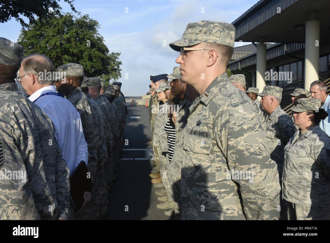 Flieger der 145 Airlift Wing Form für eine Gedenkveranstaltung das ...