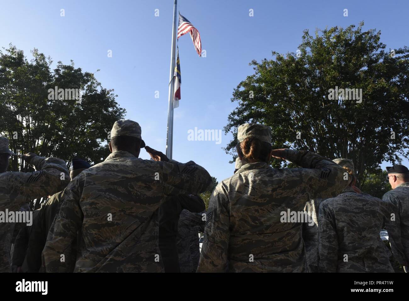 Flieger der 145 Airlift Wing Form für eine Gedenkveranstaltung das ...