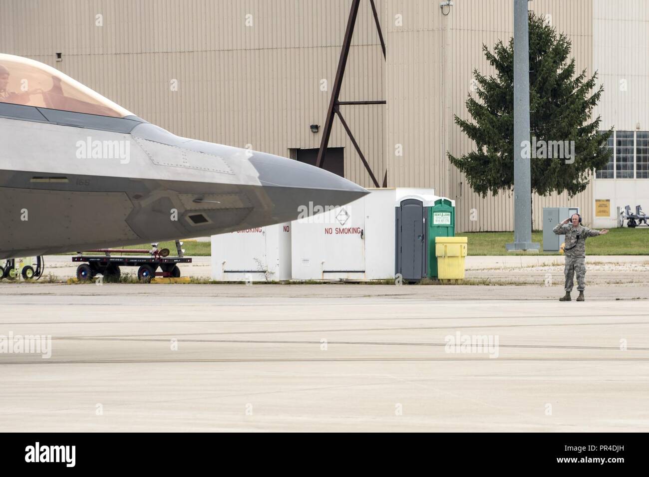 F-22 Raptors und T-38 Talons von Joint Base Langley-Eustis, Virginia ...