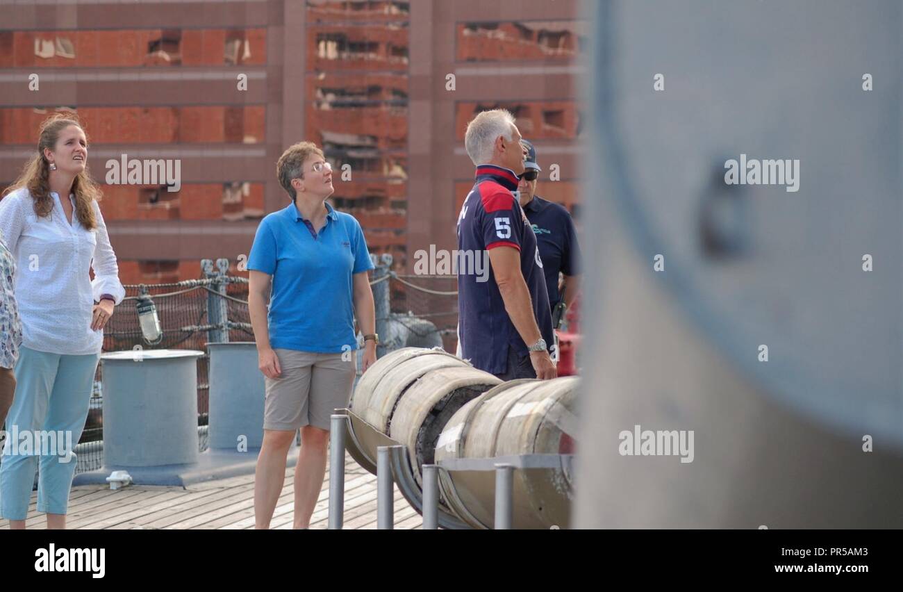 Offiziere der Royal Navy Lieutenant Commander Kathryn Jacques und ...