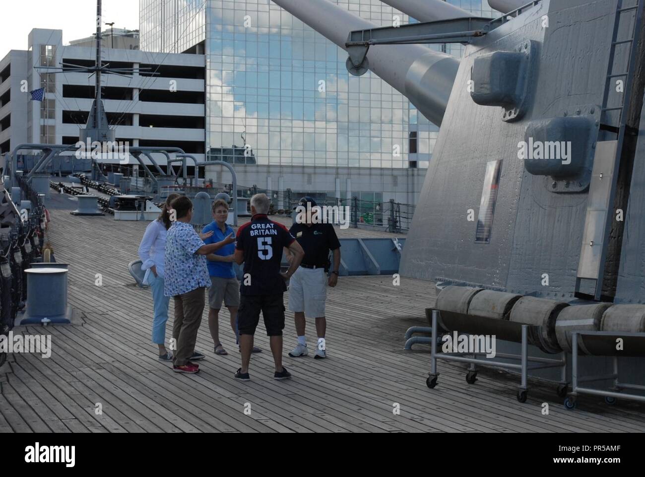 Offiziere der Royal Navy Lieutenant Commander Kathryn Jacques und ...