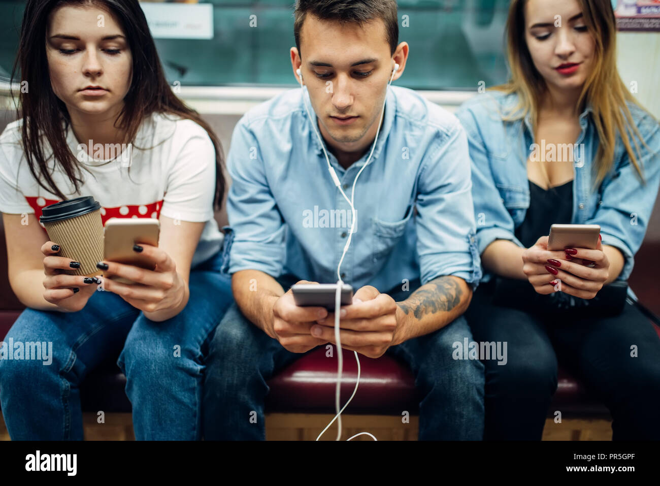 Moderne Jugend mit Handys in der Nähe der U-Bahn, sucht Problem ...