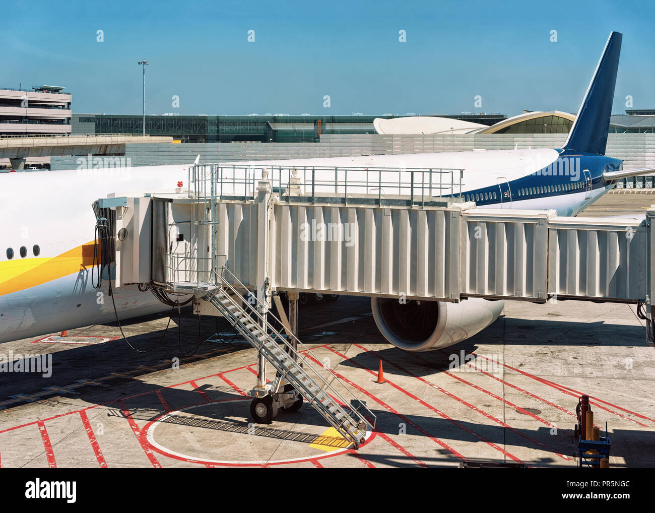 Jet bridge airport -Fotos und -Bildmaterial in hoher Auflösung – Alamy
