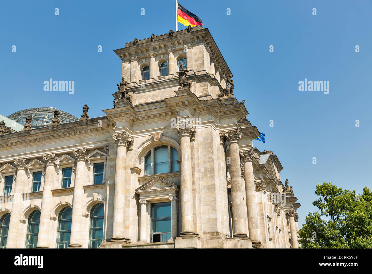 Detailansicht der Reichstag Gebäude Turm mit der deutschen Flagge, Sitz des deutschen Parlaments ...
