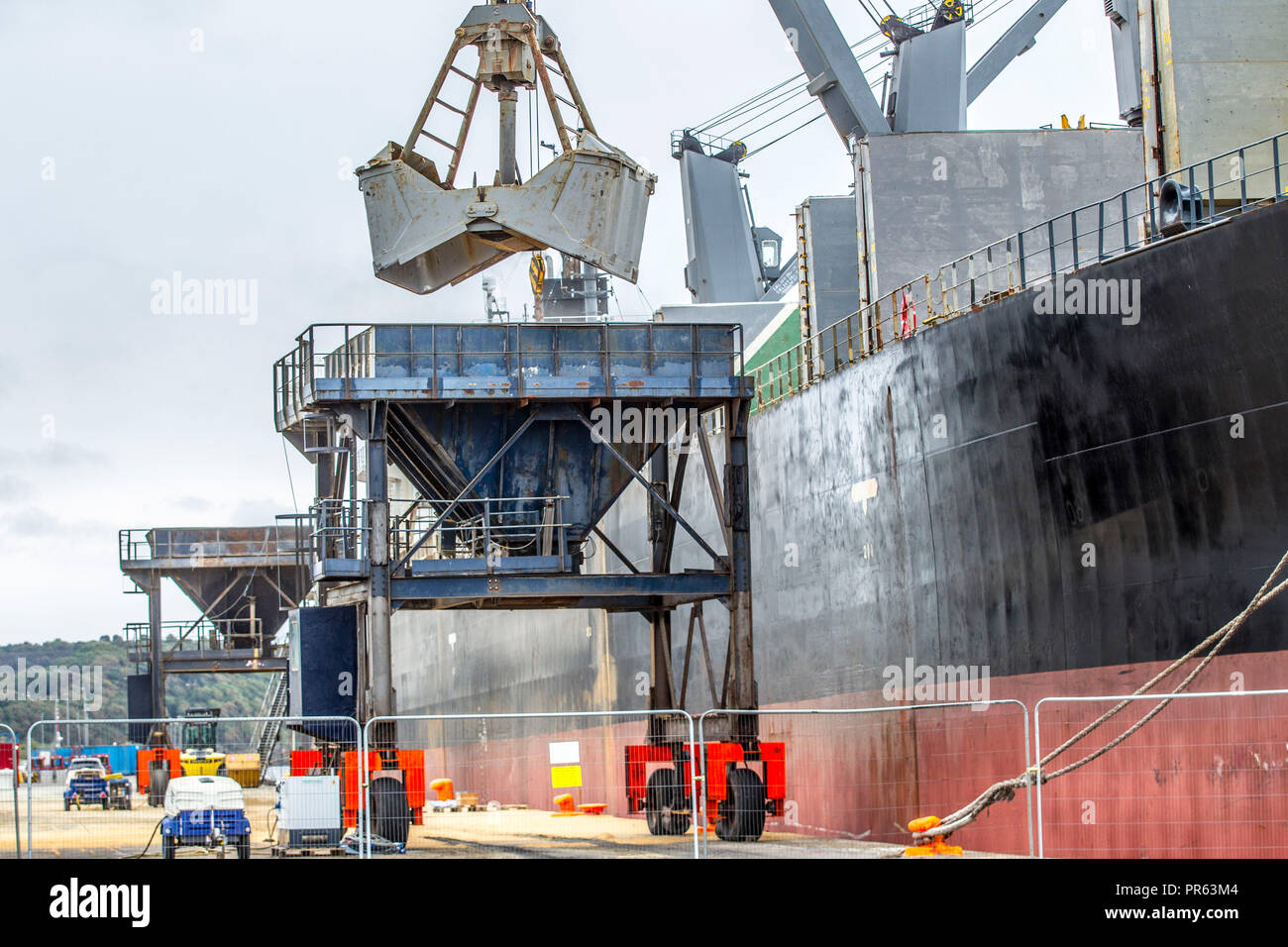 Cargo unloaded ship dock -Fotos und -Bildmaterial in hoher Auflösung ...
