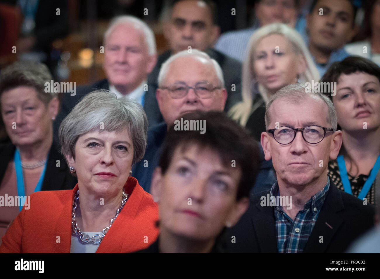Premierminister Theresa May und ihr Ehemann Philip hören sich die ...