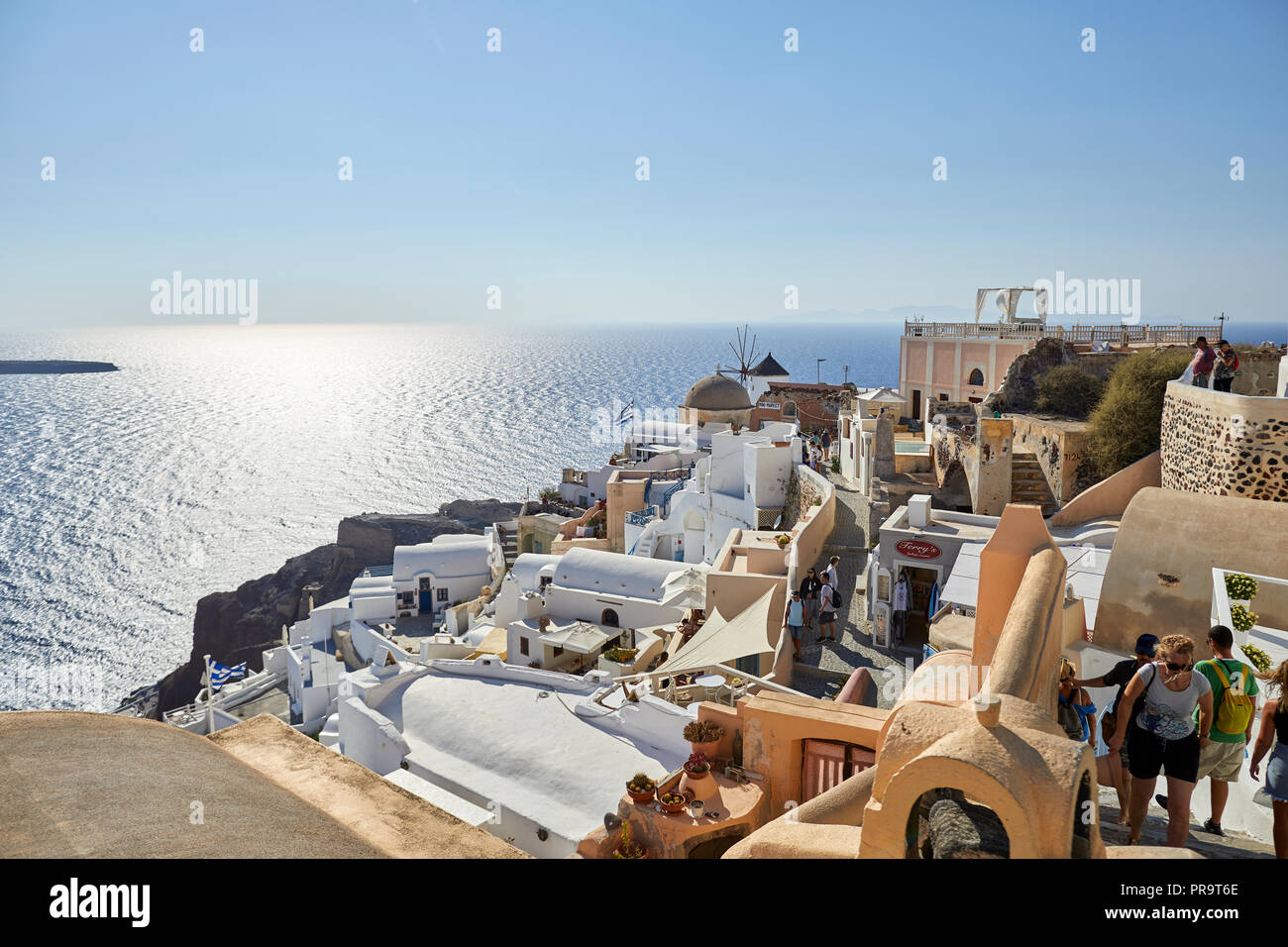 Oia Wahrzeichen der Skyline mit Häusern, die auf dem steilen Calder ...