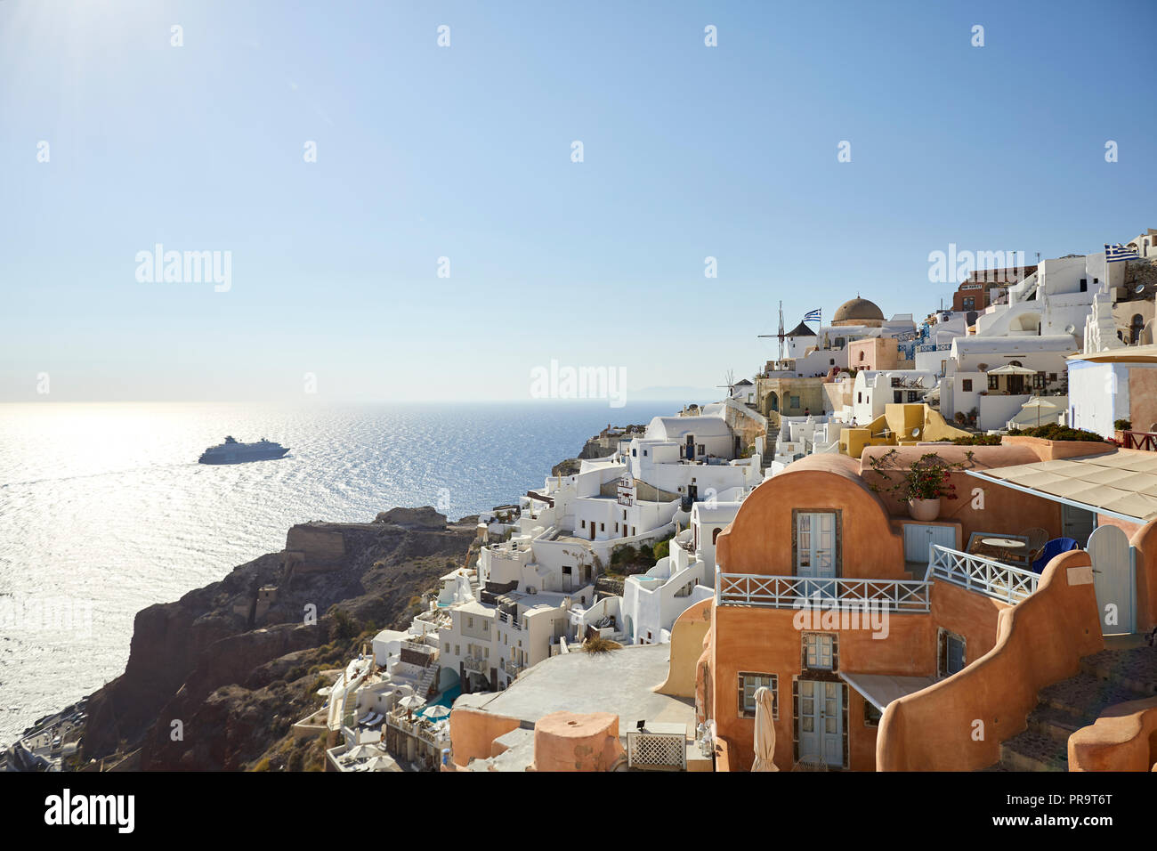 Oia Wahrzeichen der Skyline mit Häusern, die auf dem steilen Calder ...