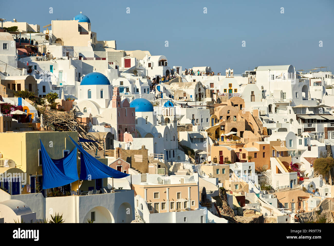 Oia Wahrzeichen der Skyline mit Häusern, die auf dem steilen Calder ...