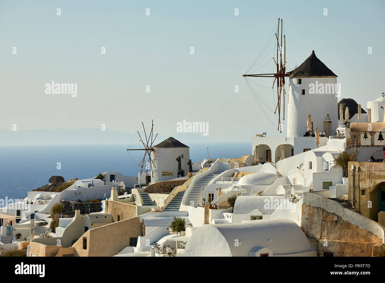 Oia Wahrzeichen der Skyline mit Häusern, die auf dem steilen Calder ...