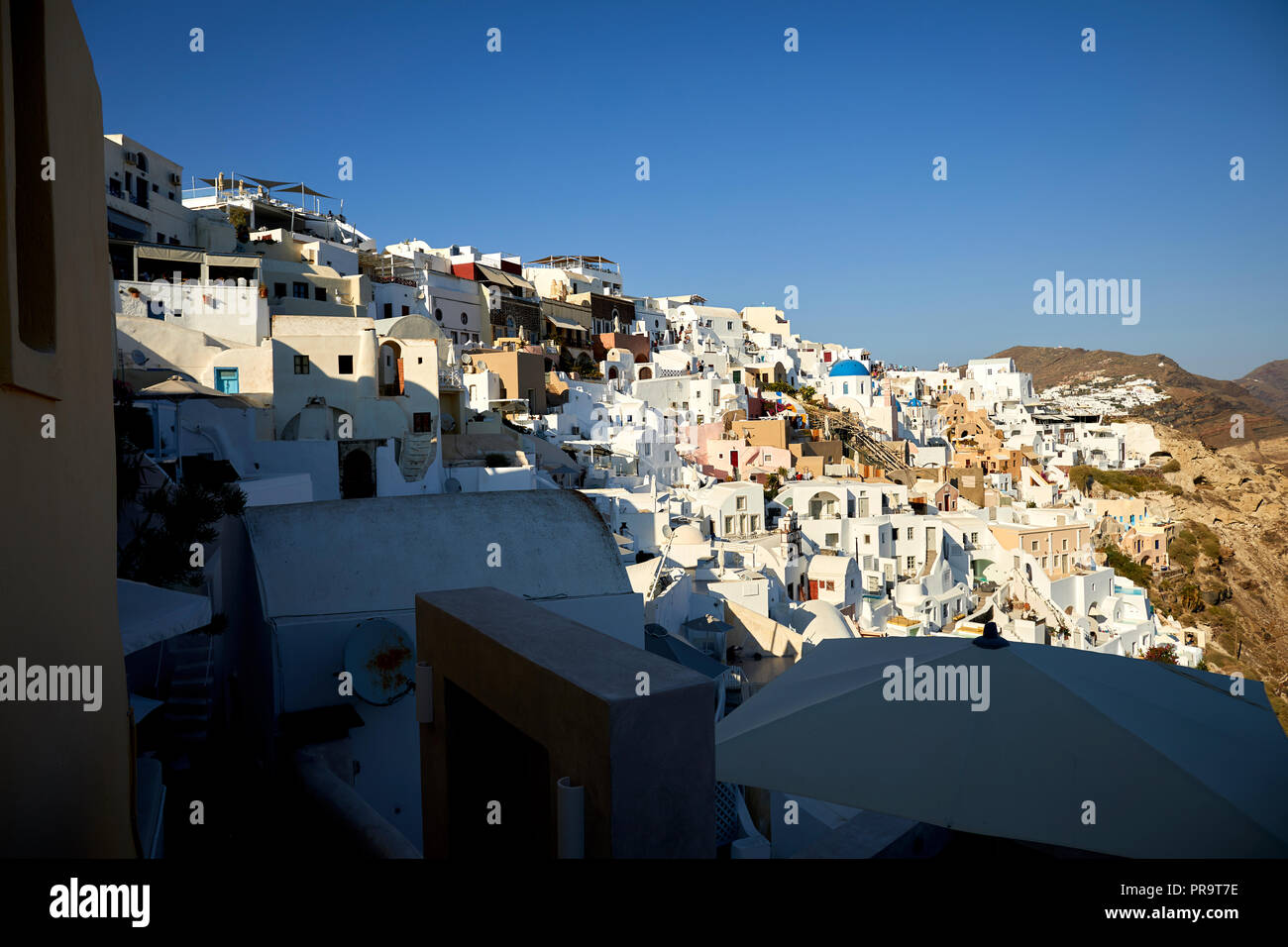 Oia Wahrzeichen der Skyline mit Häusern, die auf dem steilen Calder ...