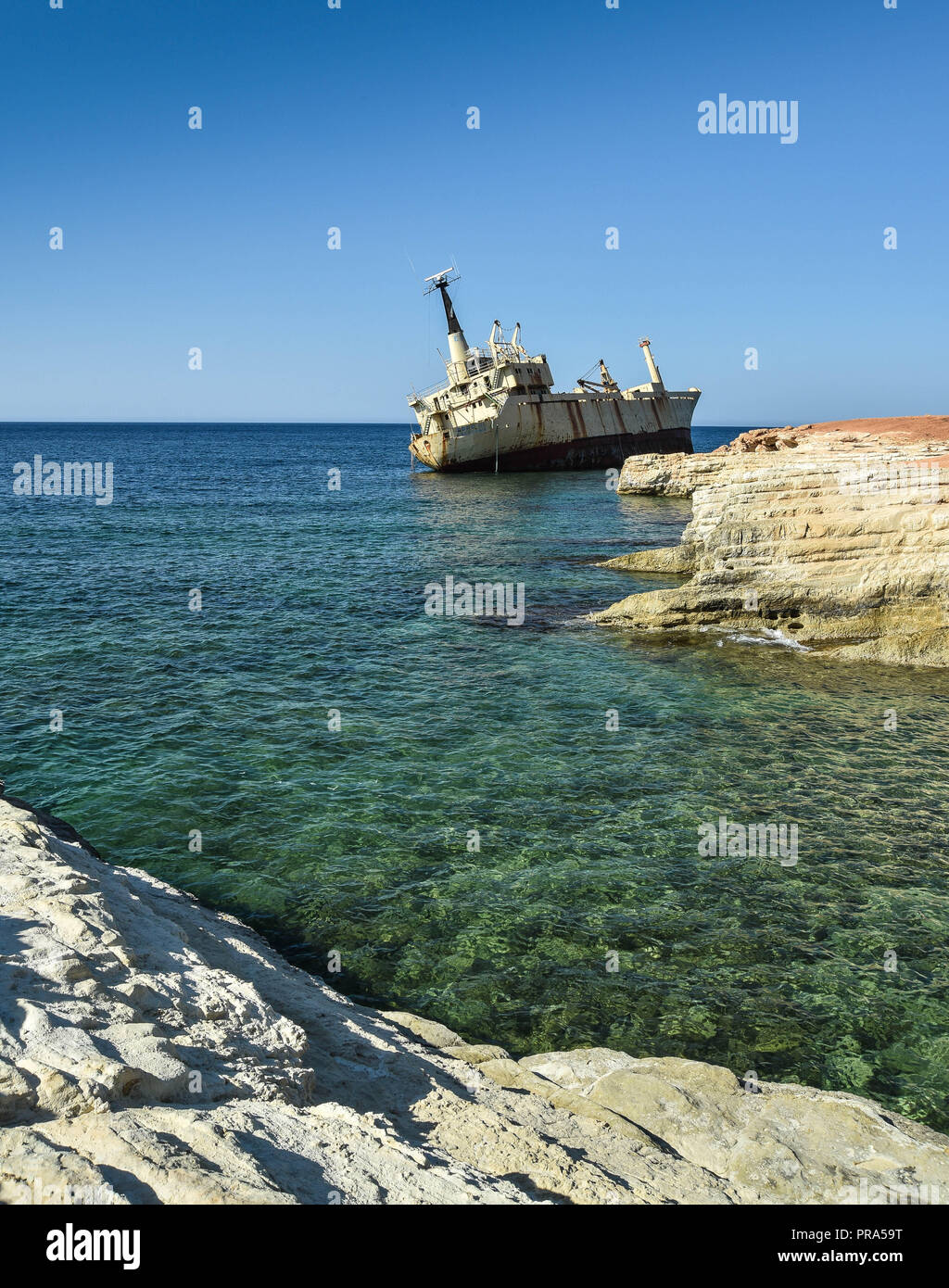 Schiff auf den felsen -Fotos und -Bildmaterial in hoher Auflösung – Alamy