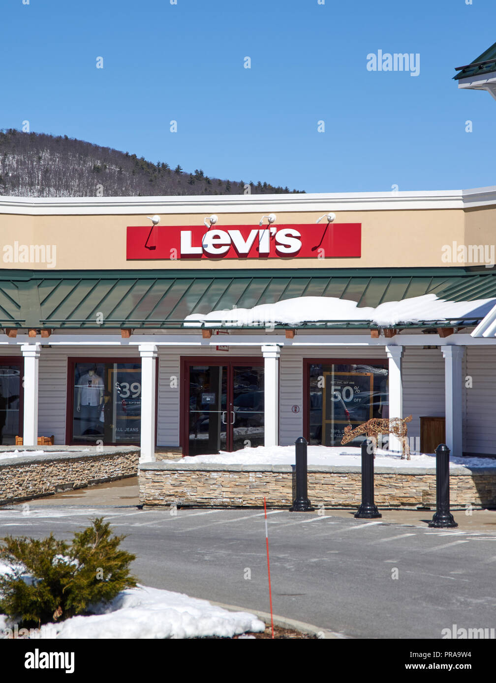 LAKE GEORGE USA 29. APRIL 2018 Levis Factory Outlet am See Georgien NY Stockfotografie Alamy