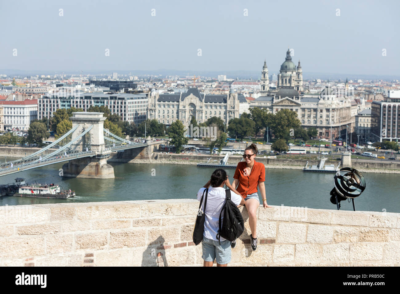 Ein Besucher stellt für ein Bild in der Burg von Buda in Budapest, mit ...