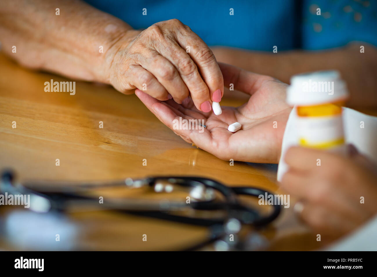 ärzte verschreiben -Fotos und -Bildmaterial in hoher Auflösung – Alamy