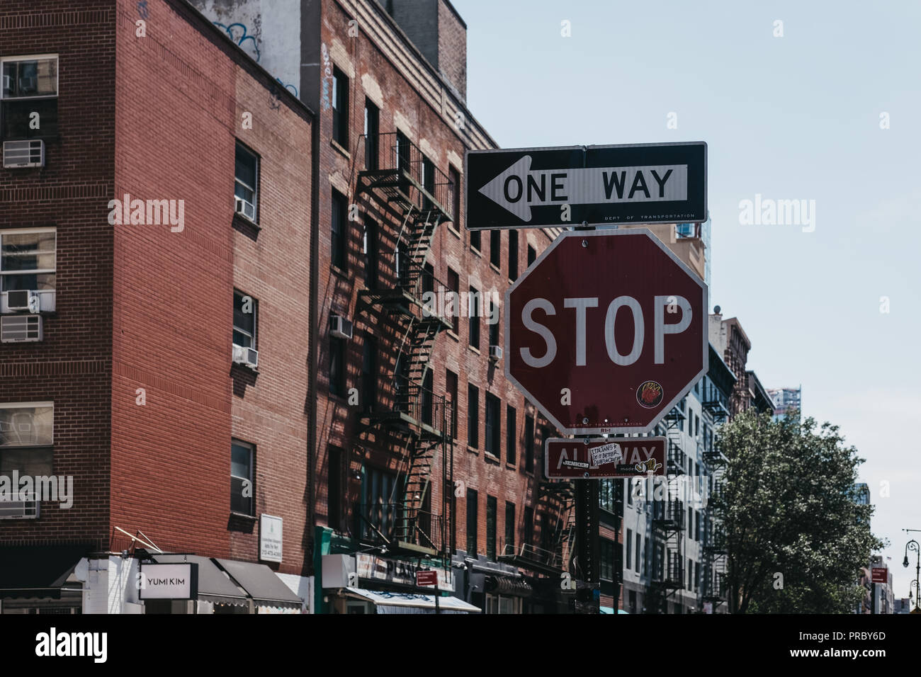 Road signs on the way to new york -Fotos und -Bildmaterial in hoher ...
