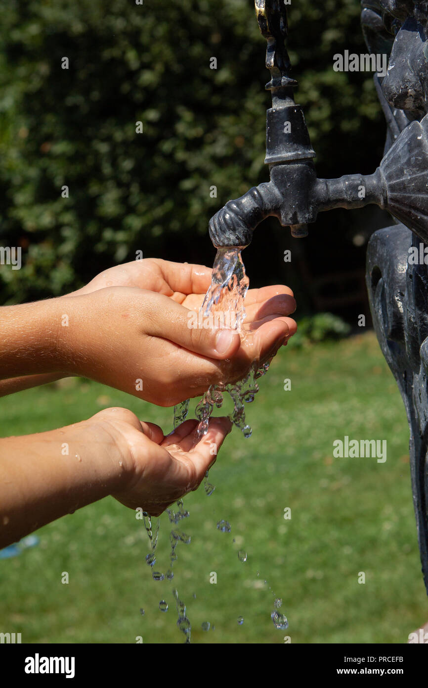 Hand Holding Drop Water Ecology Stockfotos und -bilder Kaufen - Alamy