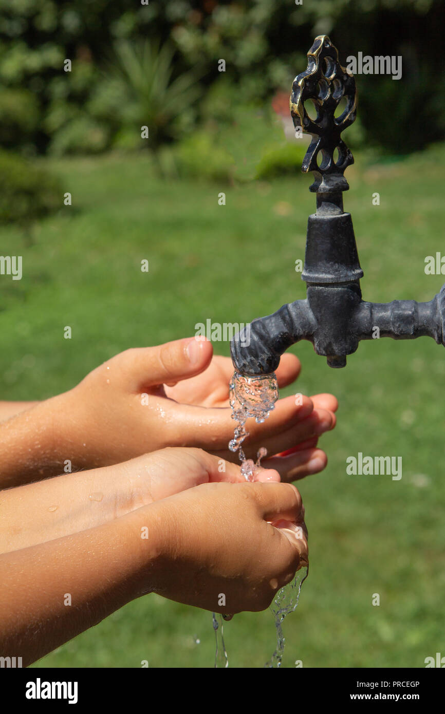Hand Holding Drop Water Ecology Stockfotos und -bilder Kaufen - Alamy