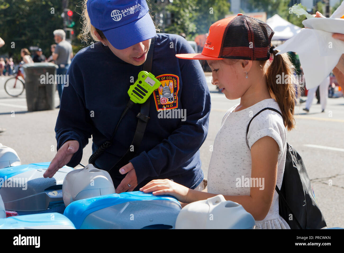 Cpr girl -Fotos und -Bildmaterial in hoher Auflösung – Alamy
