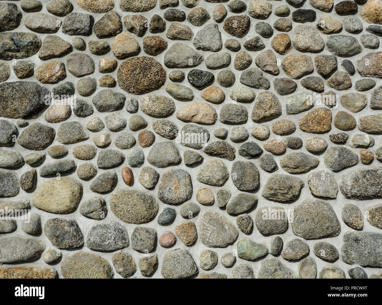 Grobe Kiesel Mosaik Textur Hintergrund in Zement Stockfotografie - Alamy