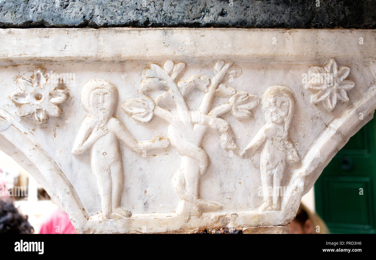 Mittelalterliche Marmor schnitzen von Adam und Eva im Garten Eden, die Abtei der Heiligen ...