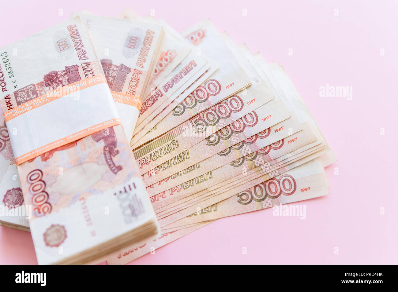 Zerstreut Rubel Banknoten, Detailansicht. Russische Rubel, 5000 Bill ...